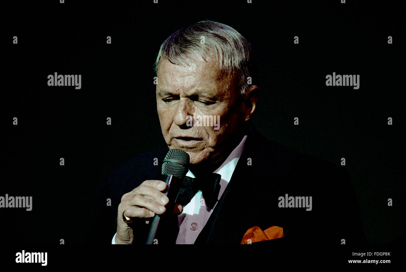 Frank sinatra sings hi-res stock photography and images - Alamy