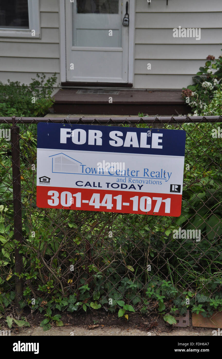 Townhouse for sale sign hi-res stock photography and images - Alamy