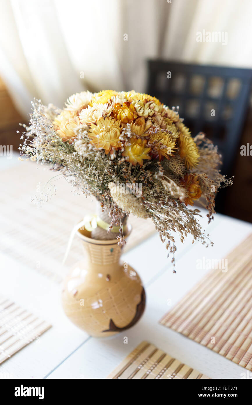 Table flowers kitchen hi-res stock photography and images - Alamy