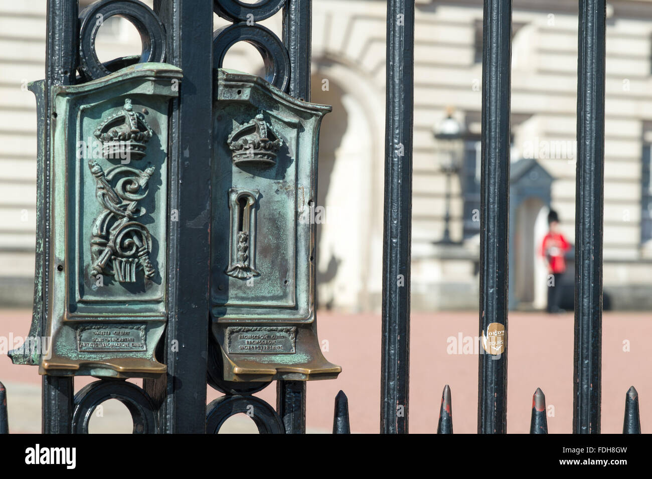 Security gate locks hi-res stock photography and images - Alamy