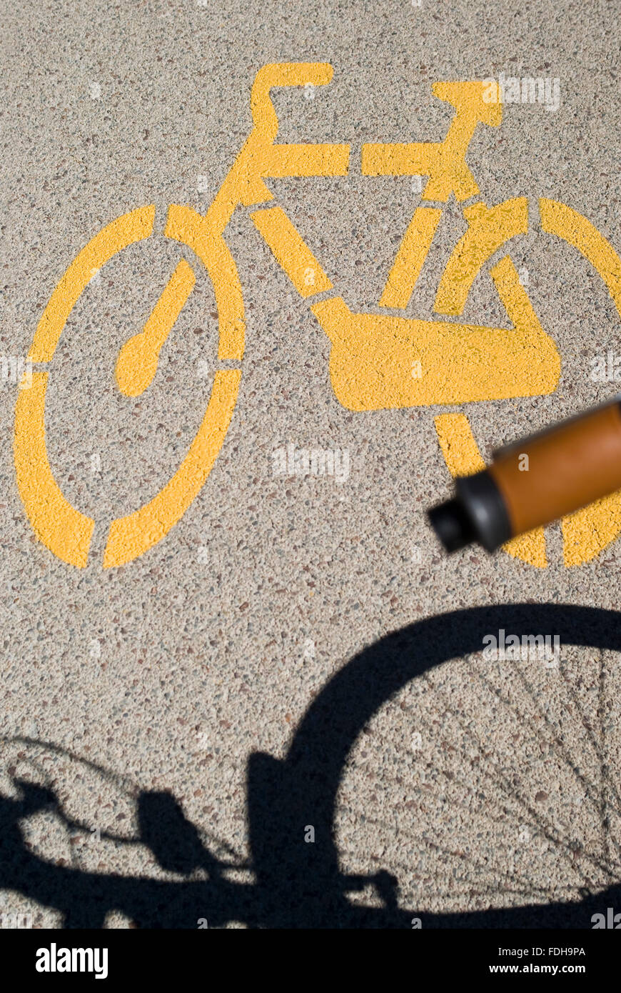 Bike route sing and bicycle hi-res stock photography and images - Alamy