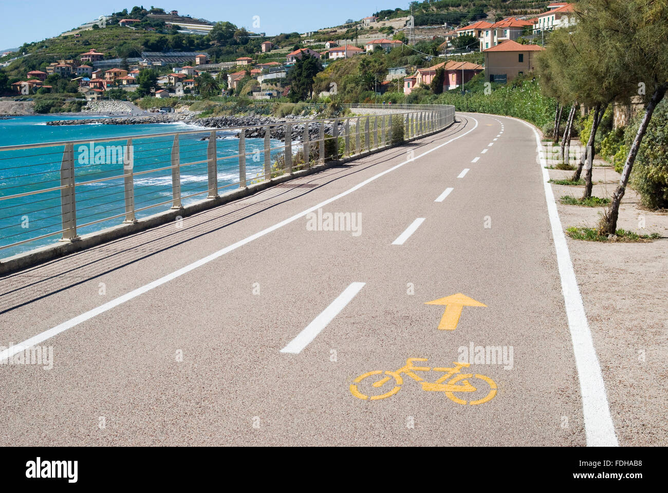 Bike route sing and bicycle hi-res stock photography and images - Alamy