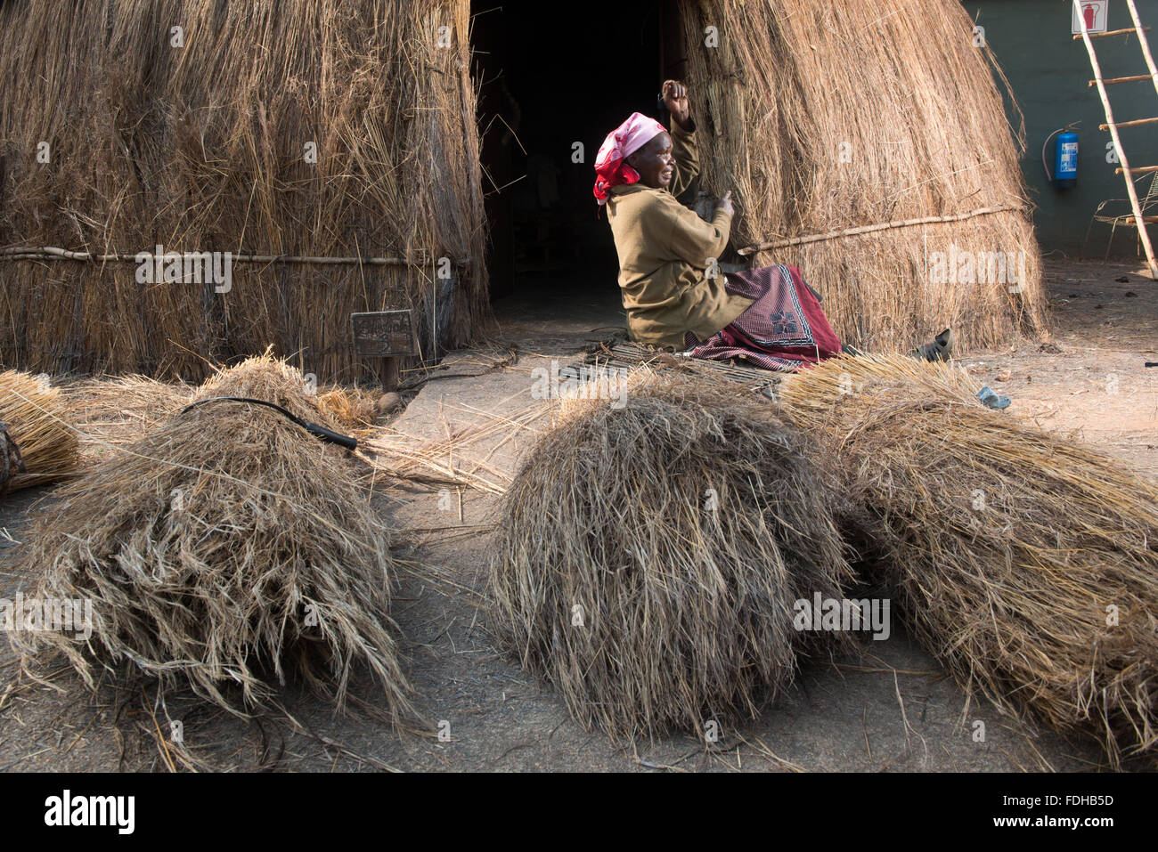 African huts hi-res stock photography and images - Alamy