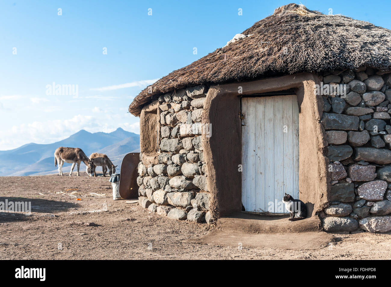 Village hut hi-res stock photography and images - Alamy