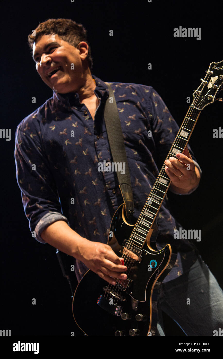 Pat smear foo fighters hi-res stock photography and images - Alamy