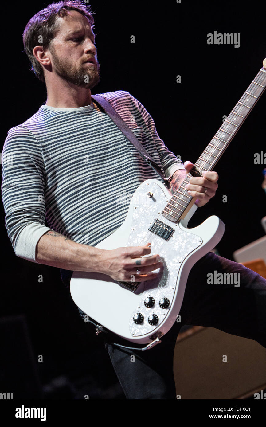 Acoustic guitar players hi-res stock photography and images - Alamy
