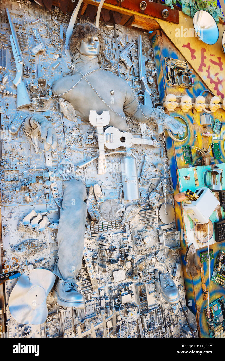 Strange metal sculpture hi-res stock photography and images - Alamy