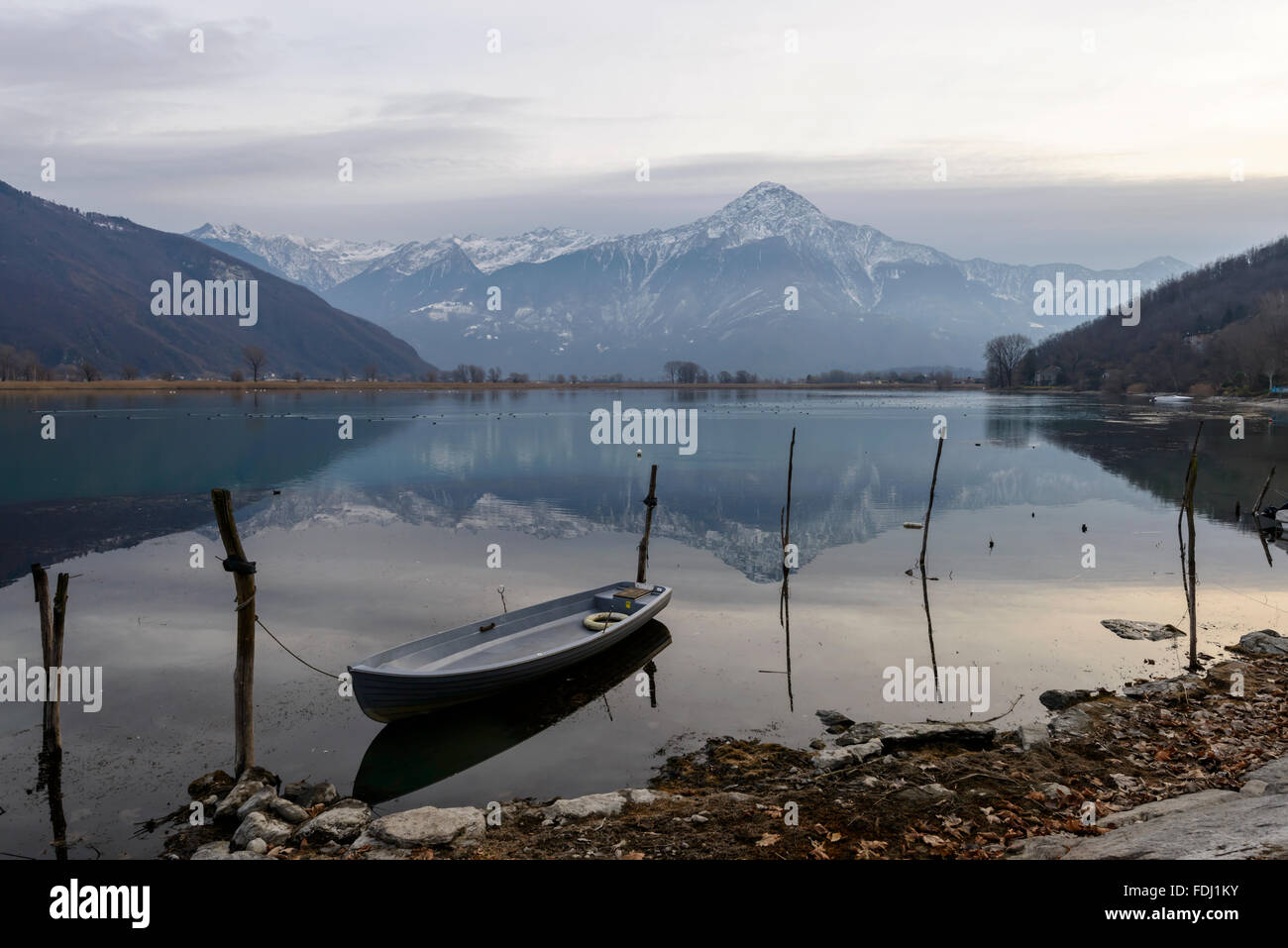 Row boat landscape hi-res stock photography and images - Alamy