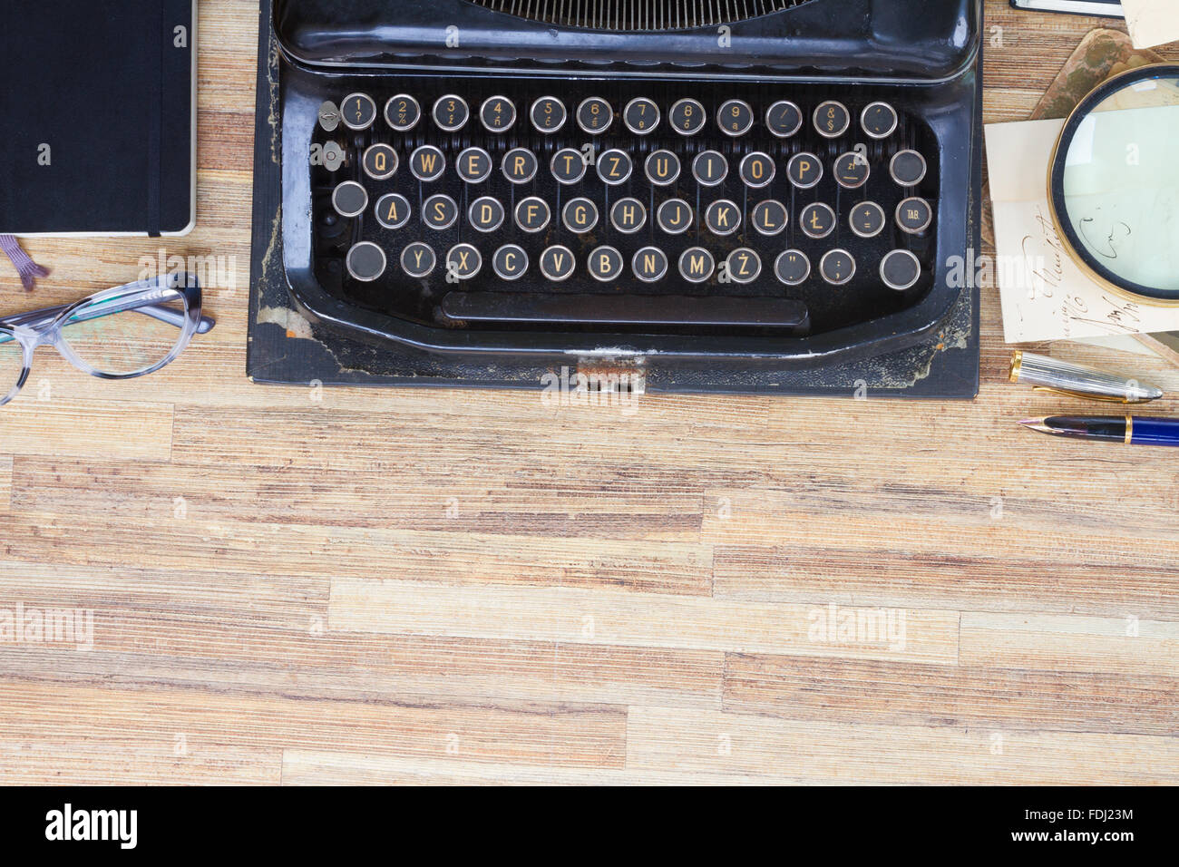 typewriter on table Stock Photo - Alamy