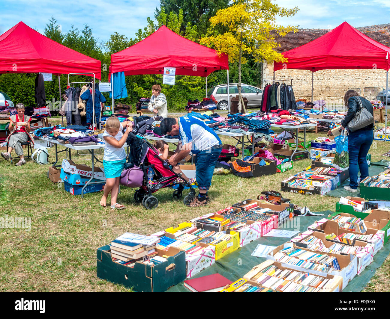 Bric a brac stalls hi-res stock photography and images - Alamy