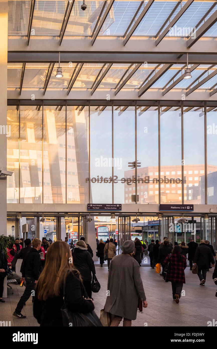London bridge station london england hi-res stock photography and ...