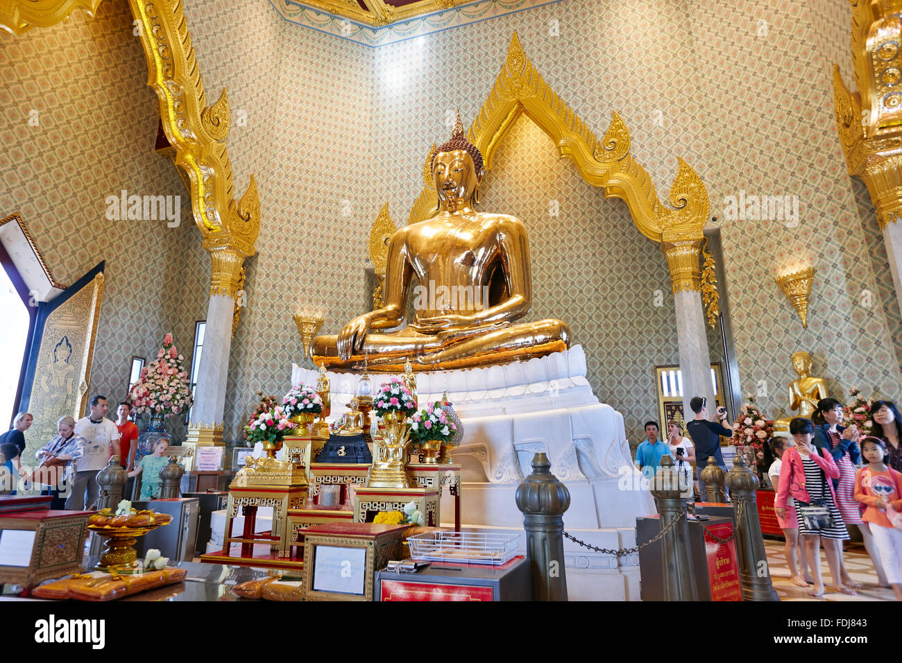 Solid gold Buddha image in Wat Traimit Temple. Bangkok, Thailand Stock ...