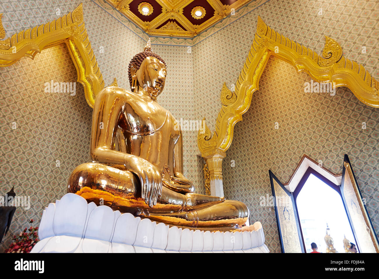 Solid gold seated Buddha statue in Wat Traimit Temple. Bangkok ...