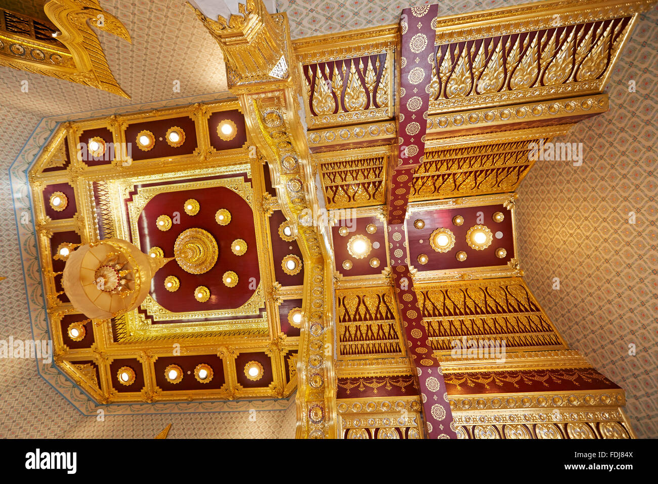 Ceiling in Wat Traimit Temple. Bangkok, Thailand Stock Photo - Alamy