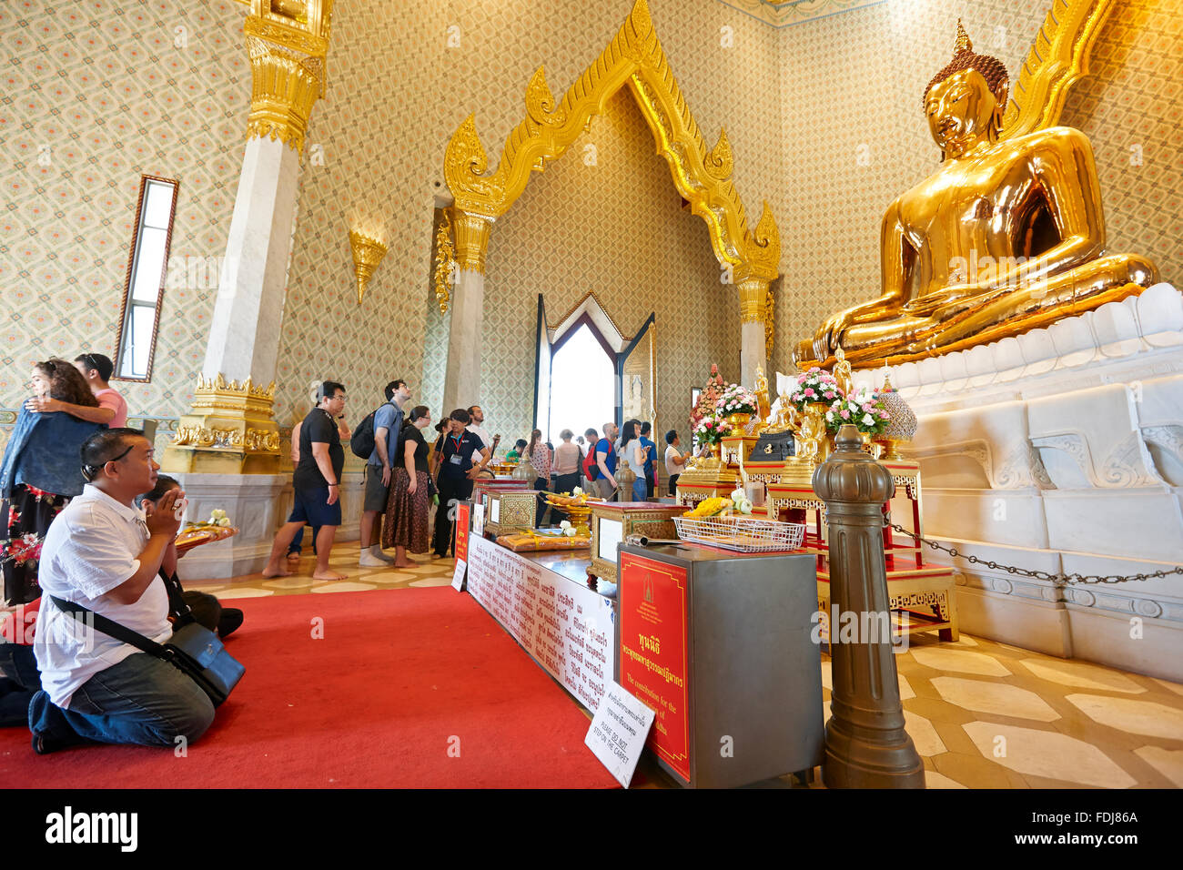Wat Traimit Temple. Bangkok, Thailand Stock Photo - Alamy