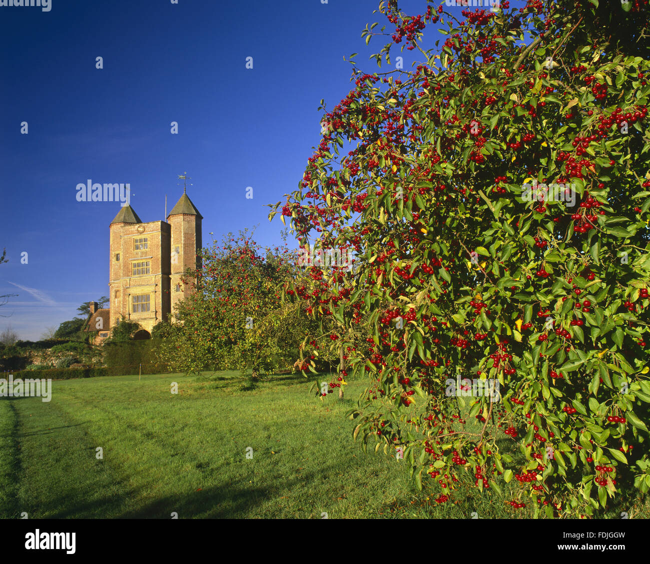 The Elizabethan Tower at Sissinghurst Castle Garden, near Cranbrook ...