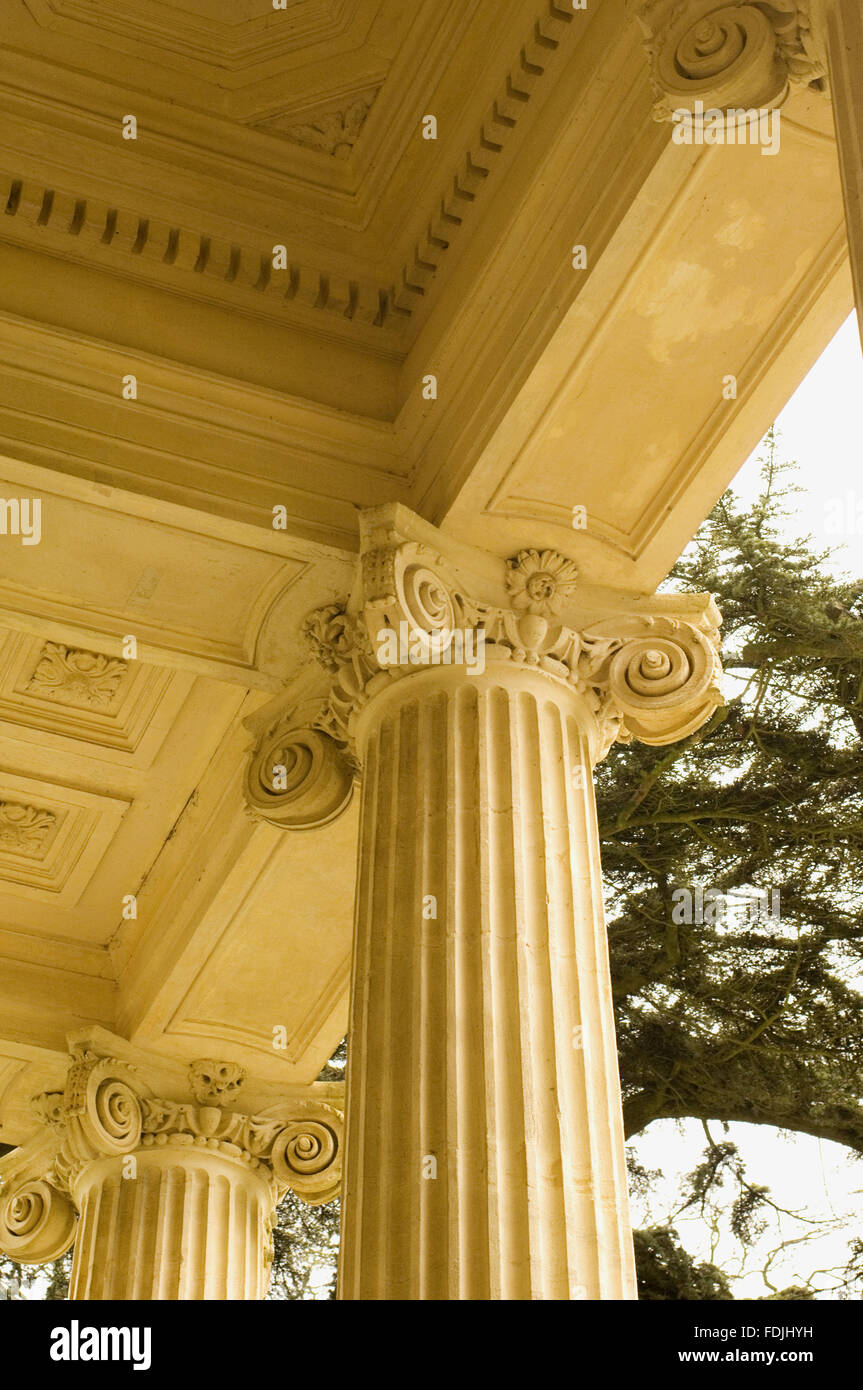 Portico columns hi-res stock photography and images - Alamy