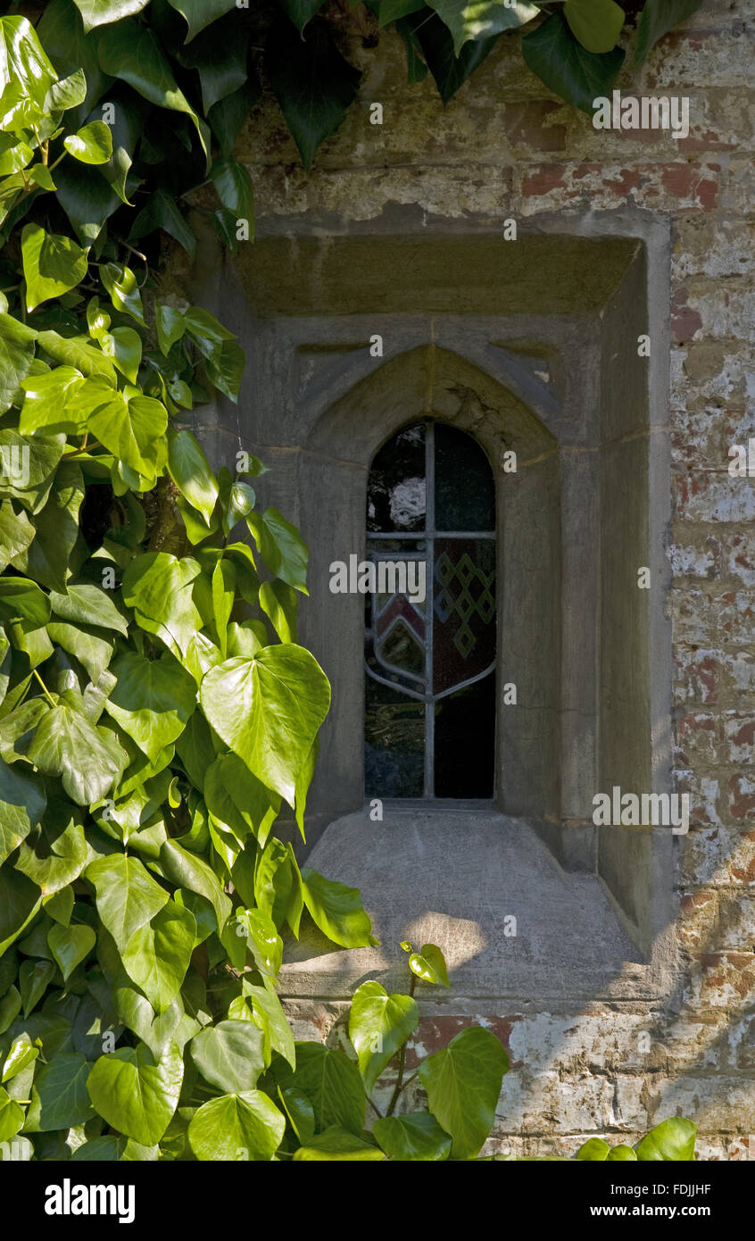 Medieval mullioned window hi-res stock photography and images - Alamy