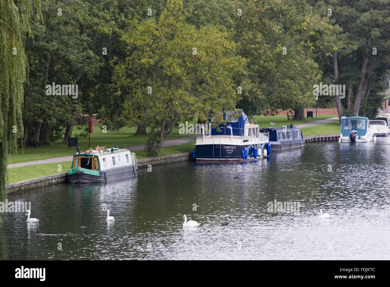 Cookham berkshire path thames hi-res stock photography and images - Alamy