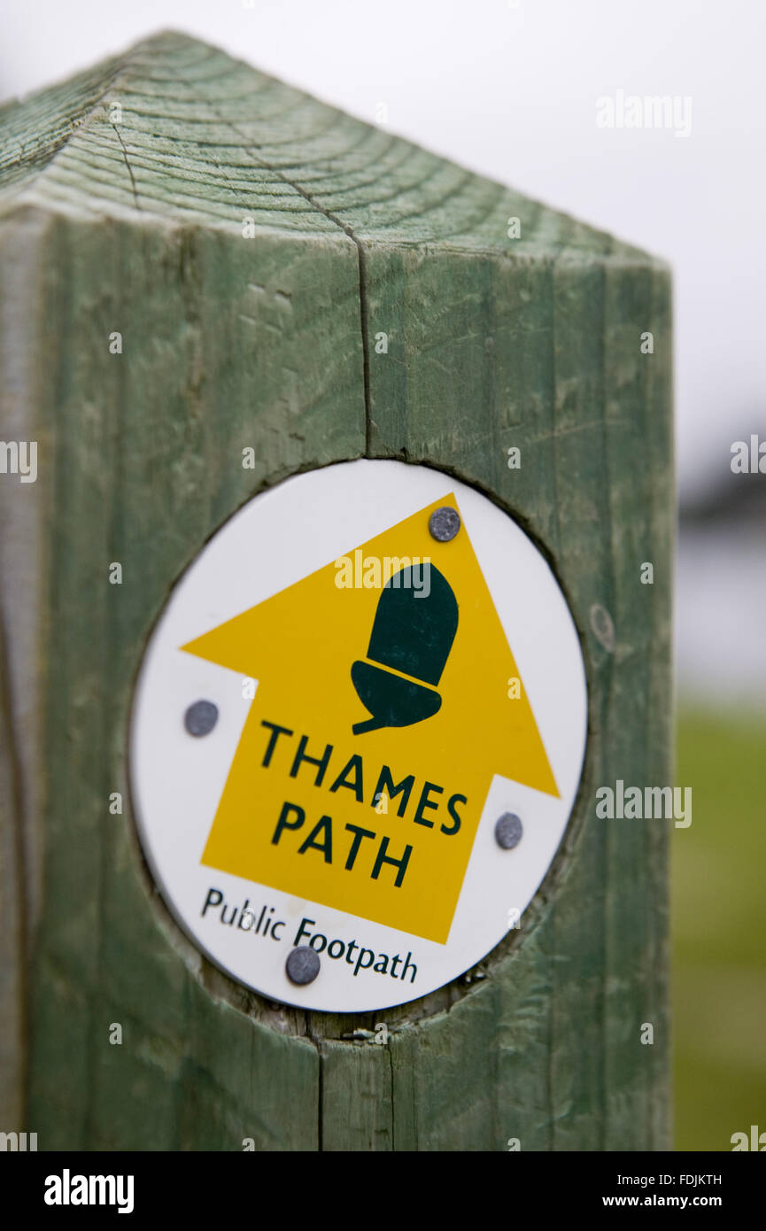 Cookham berkshire path thames hi-res stock photography and images - Alamy