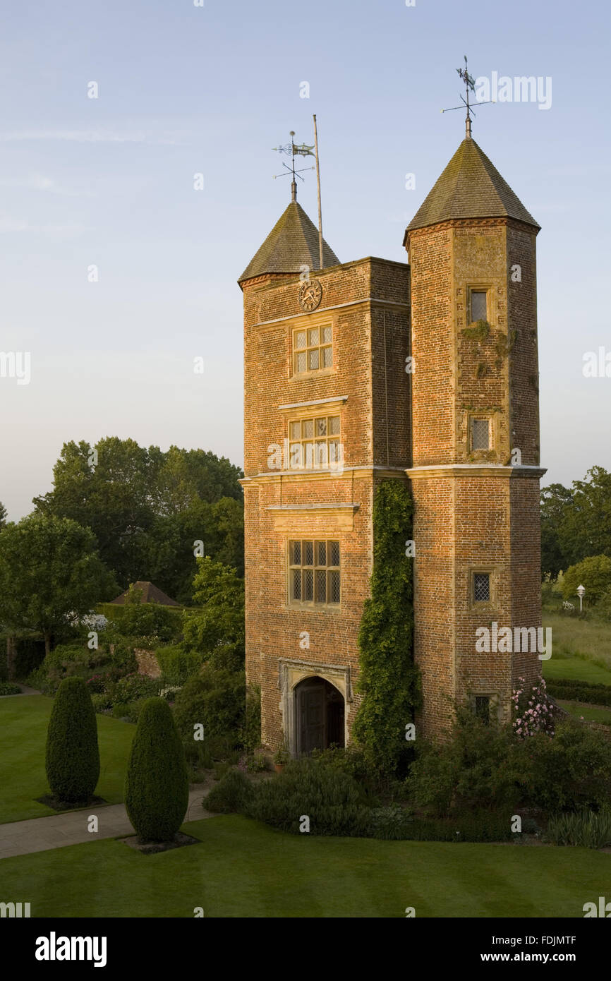 Evening light on the Elizabethan Tower at Sissinghurst Castle Garden ...