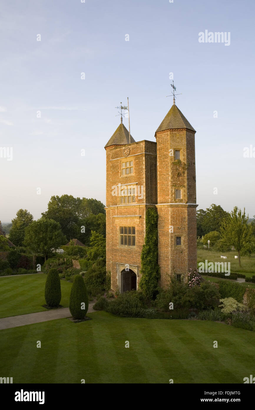 Evening light on the Elizabethan Tower at Sissinghurst Castle Garden ...