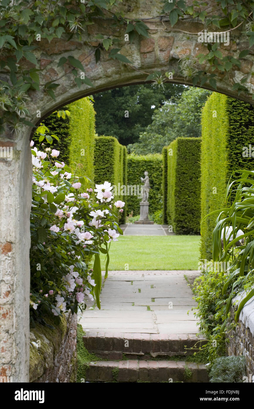 Garden sissinghurst castle lime walk hi-res stock photography and ...