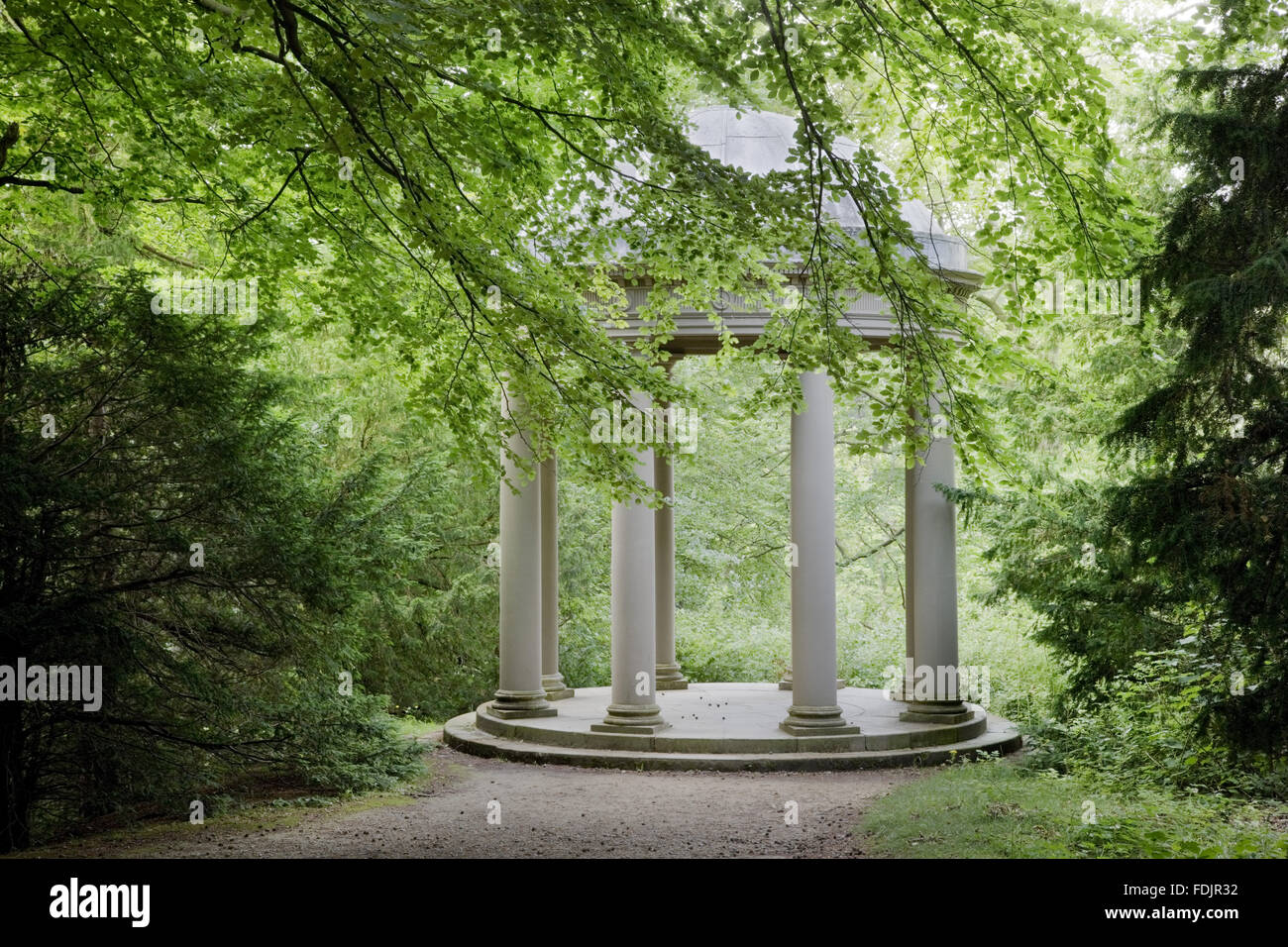 The domed rotunda of the Temple of Fame on the valley side at Studley ...