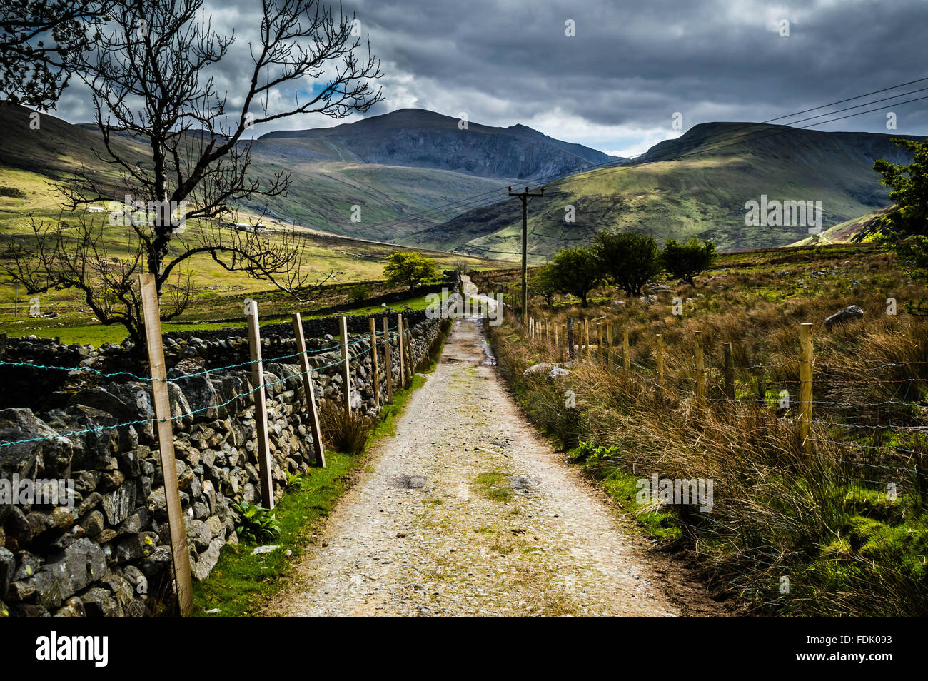 Footpath leading to mount snowdon hi-res stock photography and images ...