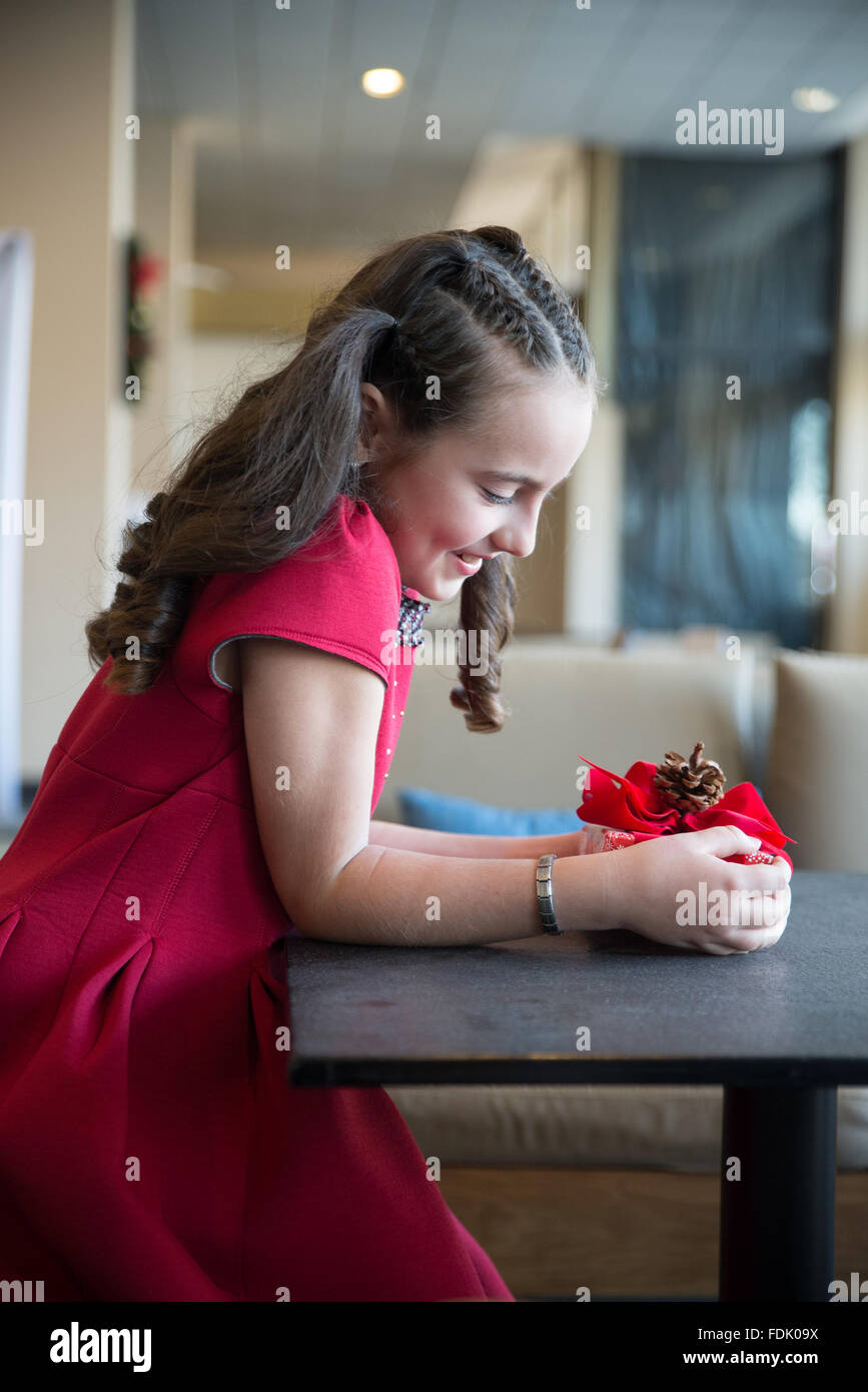 Girl sitting table hi-res stock photography and images - Alamy