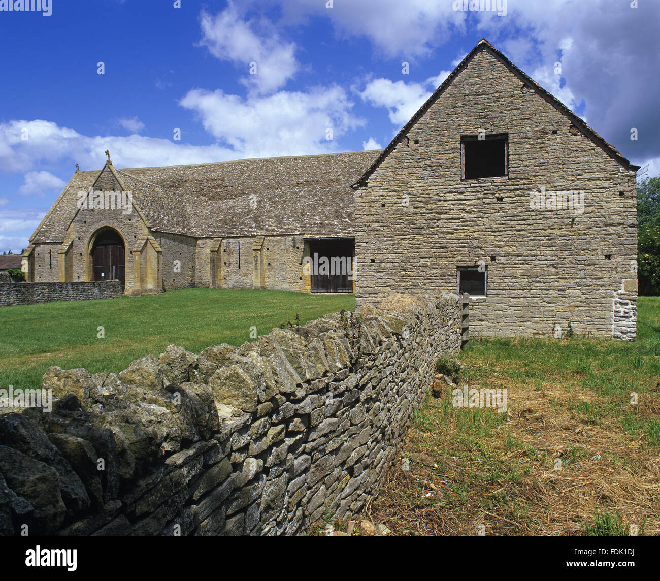 Medieval Tithe Barn High Resolution Stock Photography and Images - Alamy