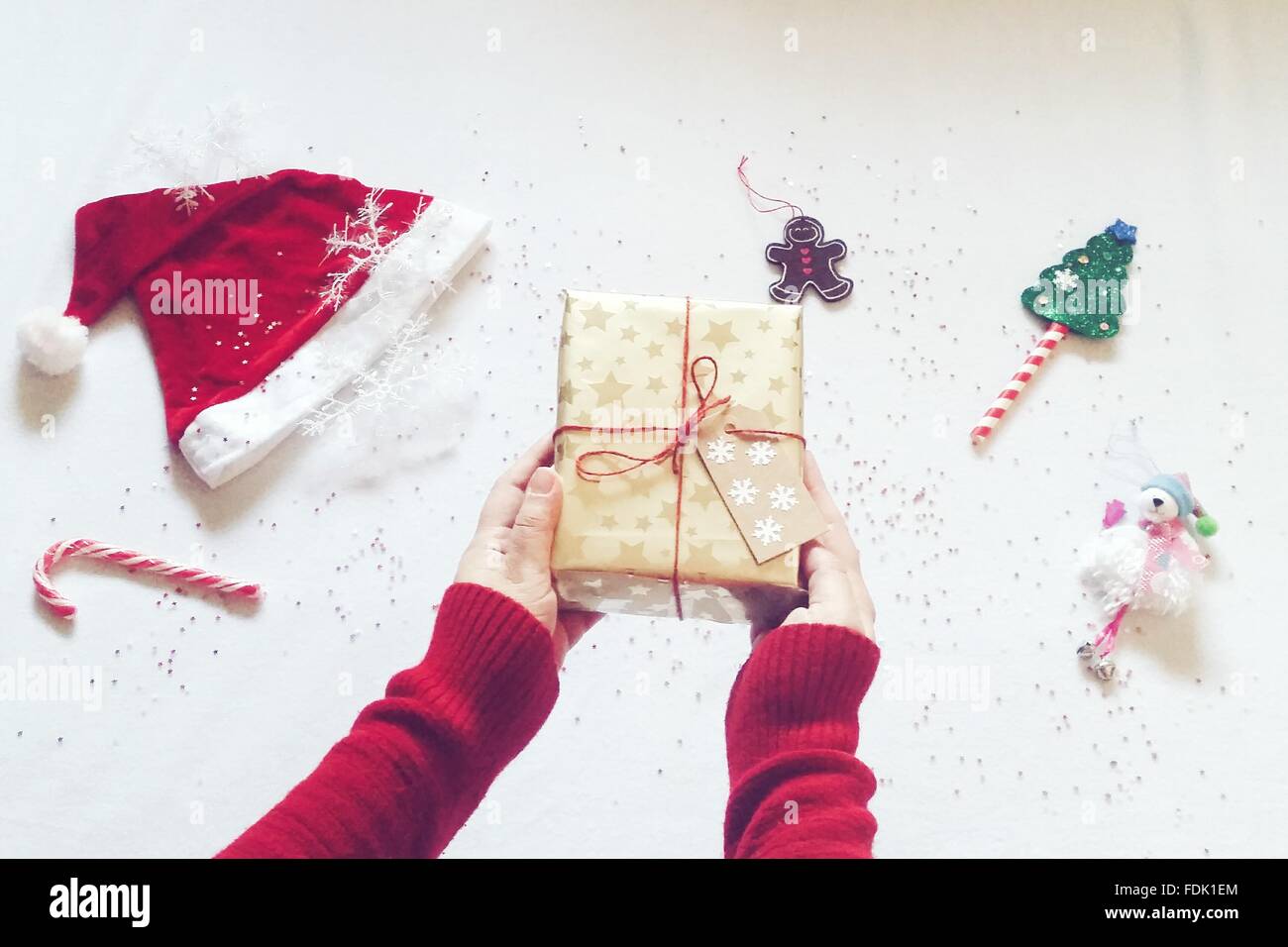 Hands holding christmas present Stock Photo - Alamy