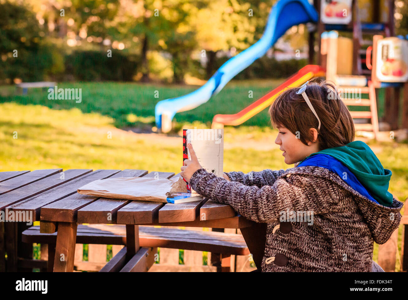 Reading in a park hi-res stock photography and images - Alamy