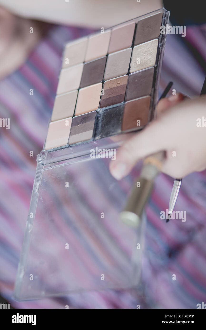 Hand holding eyeshadow pallet hi-res stock photography and images - Alamy