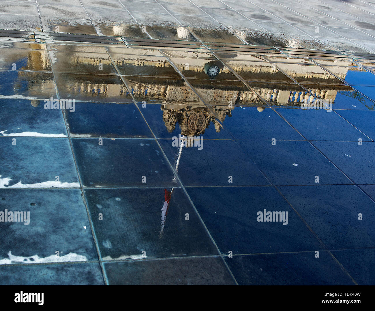Reflection of the Main Guard building in St George's Square, Valletta ...