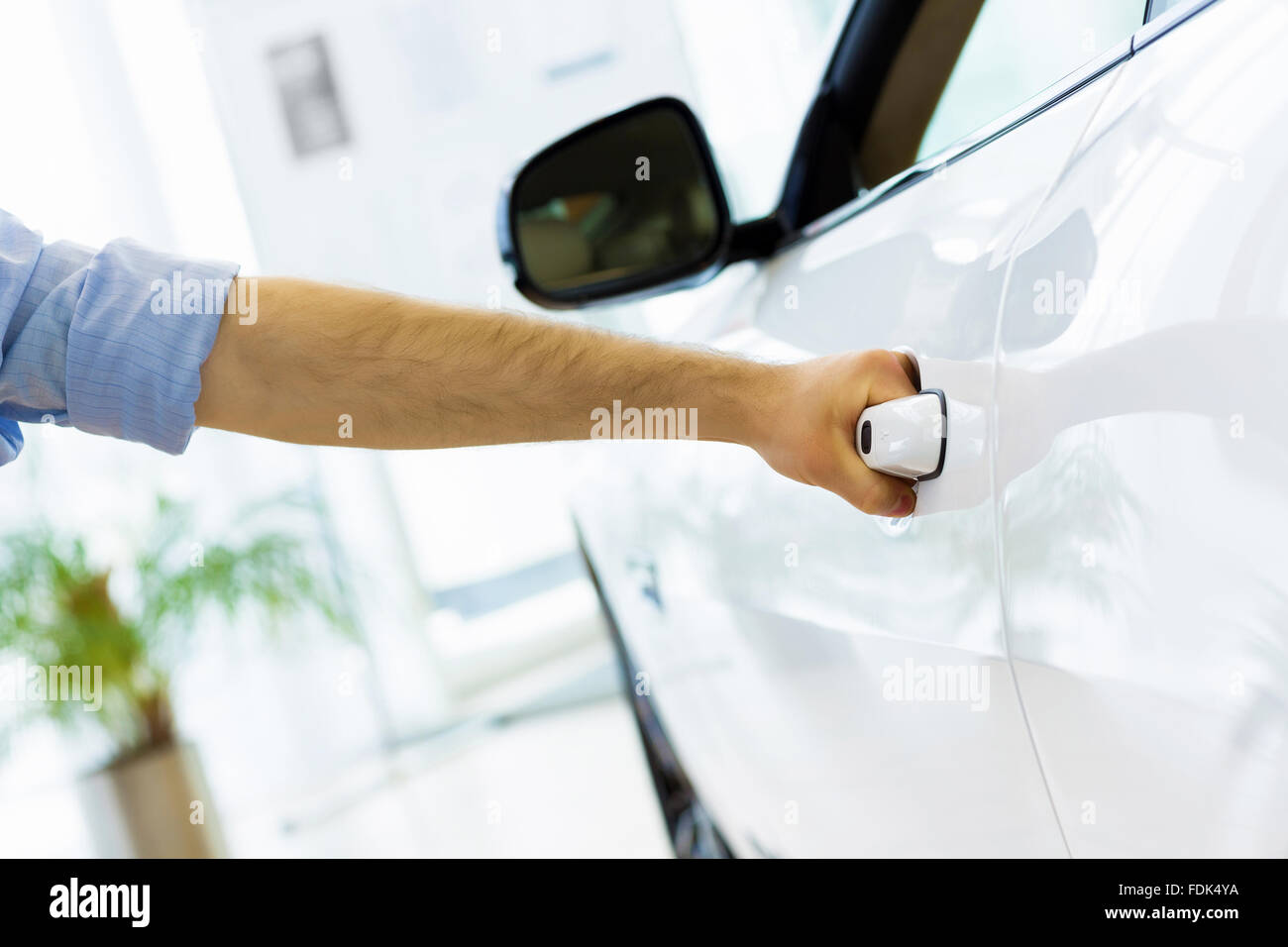 Close up human hand opening car door Stock Photo - Alamy