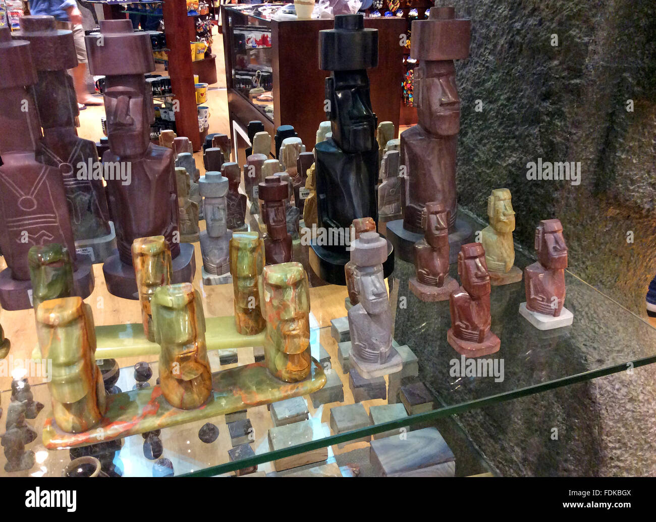 Island statues hi-res stock photography and images - Alamy