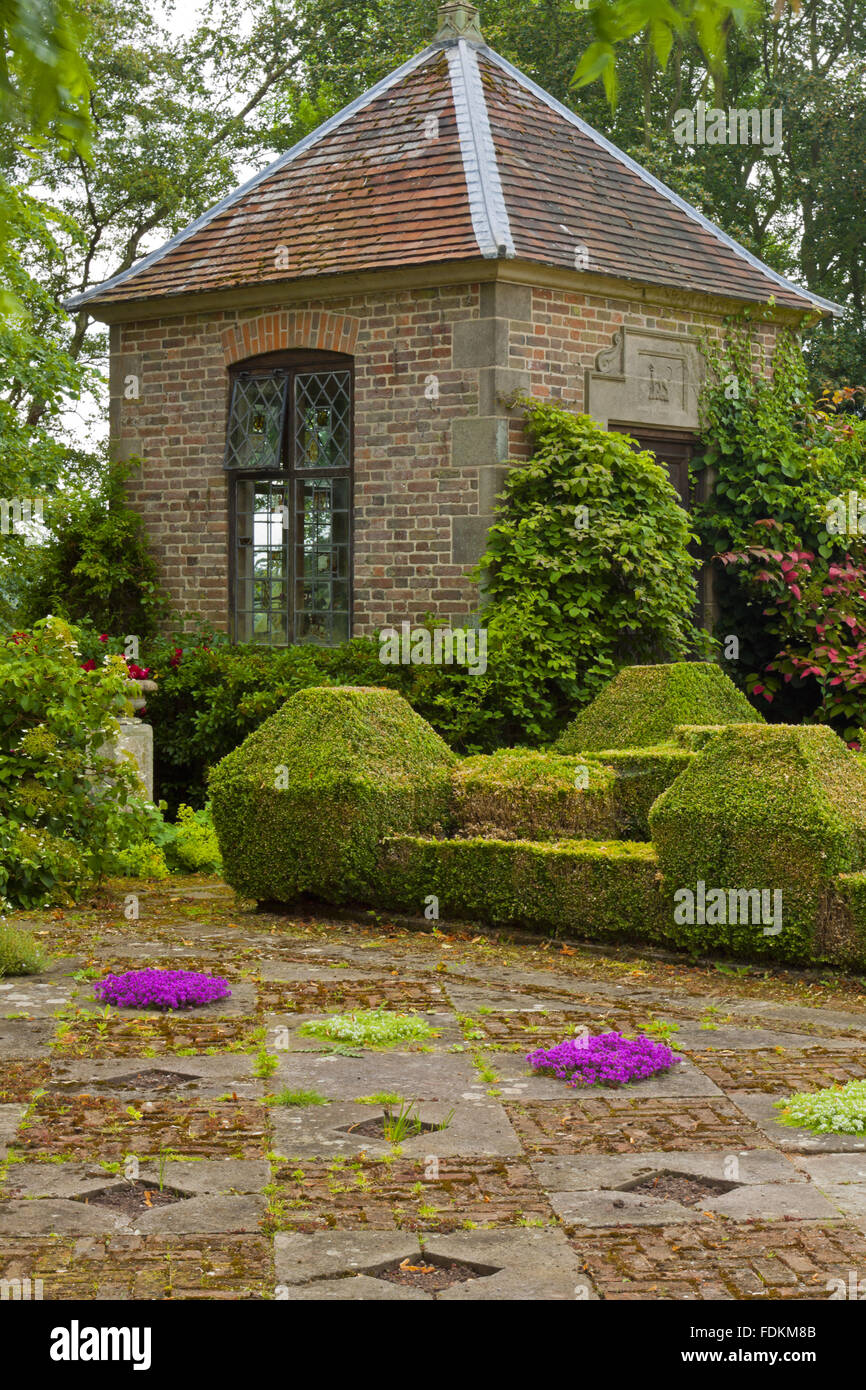 Tudor house and garden hi-res stock photography and images - Alamy