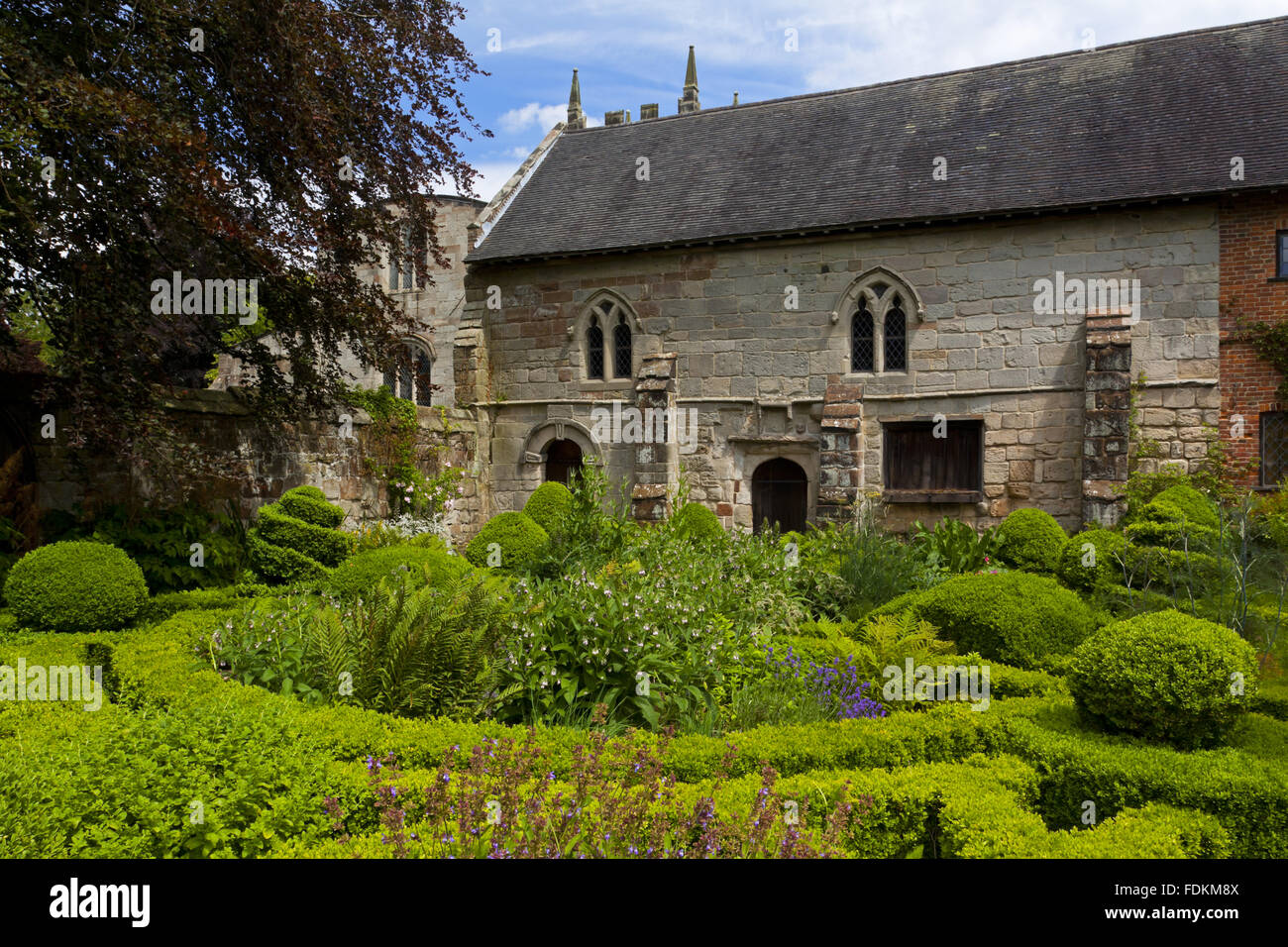 Medieval herb garden hi-res stock photography and images - Alamy