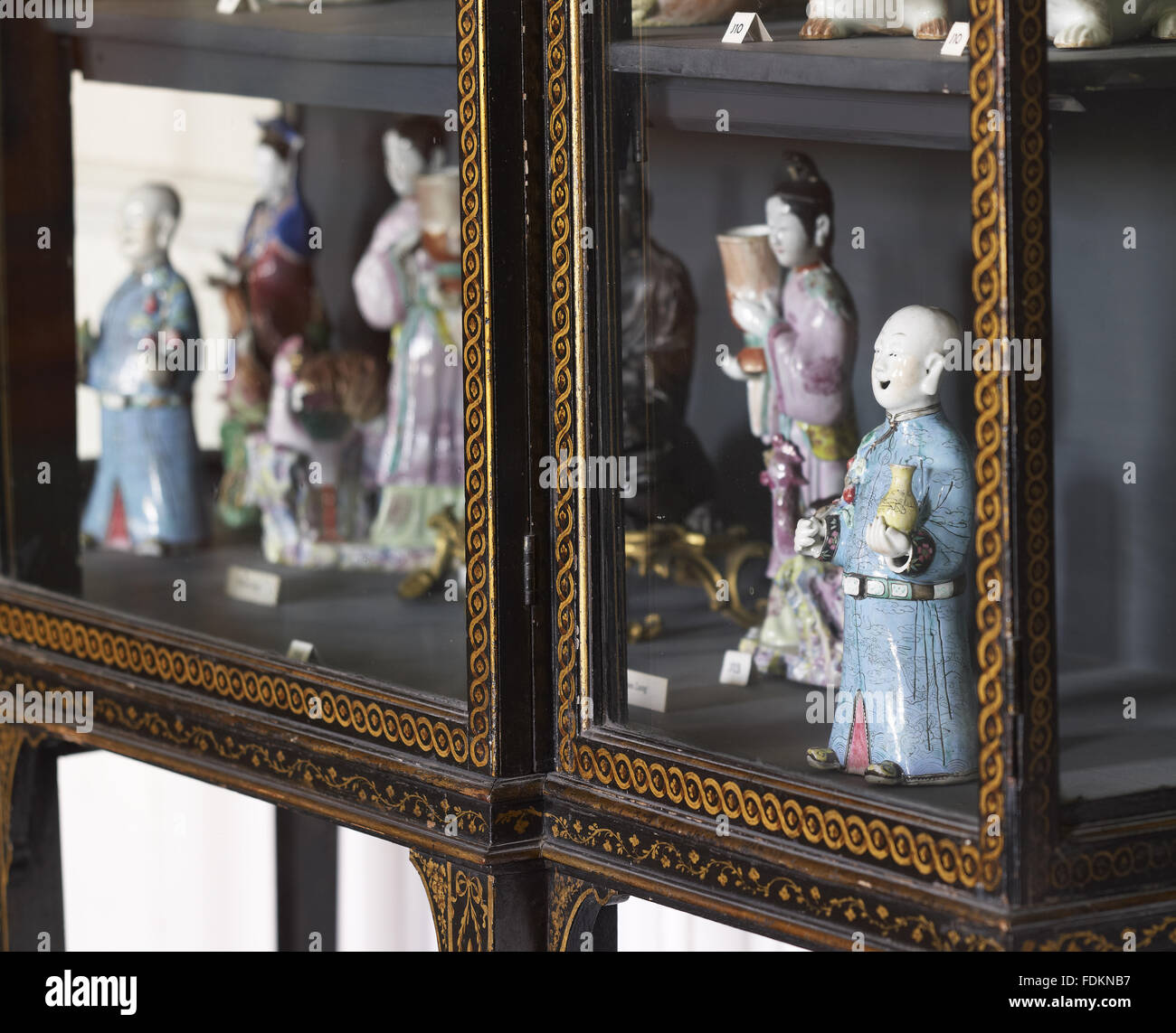 China and porcelain and figures hi-res stock photography and images - Alamy