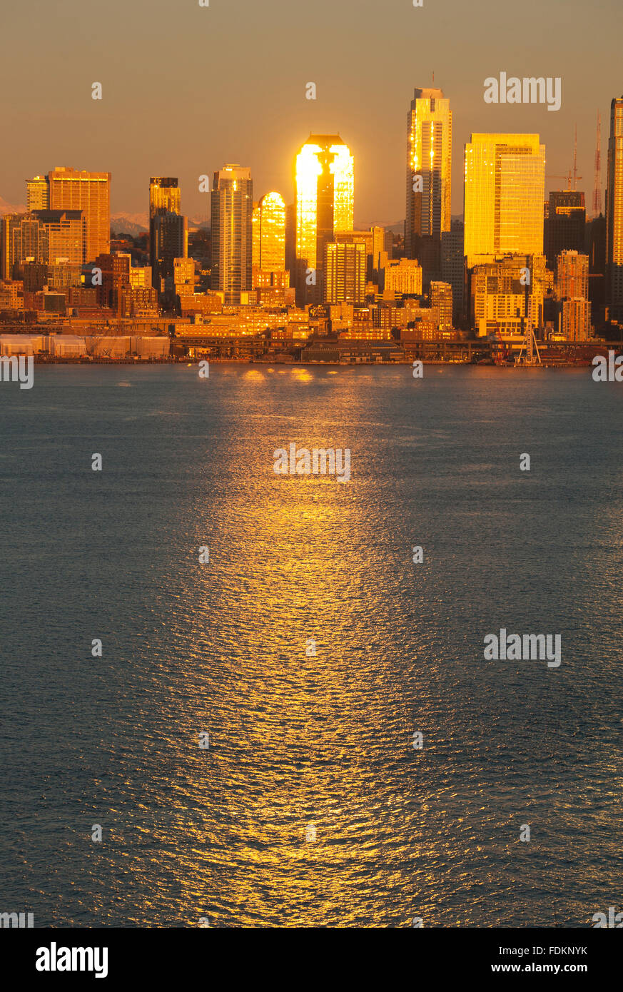 Seattle downtown with elliot bay hi-res stock photography and images ...