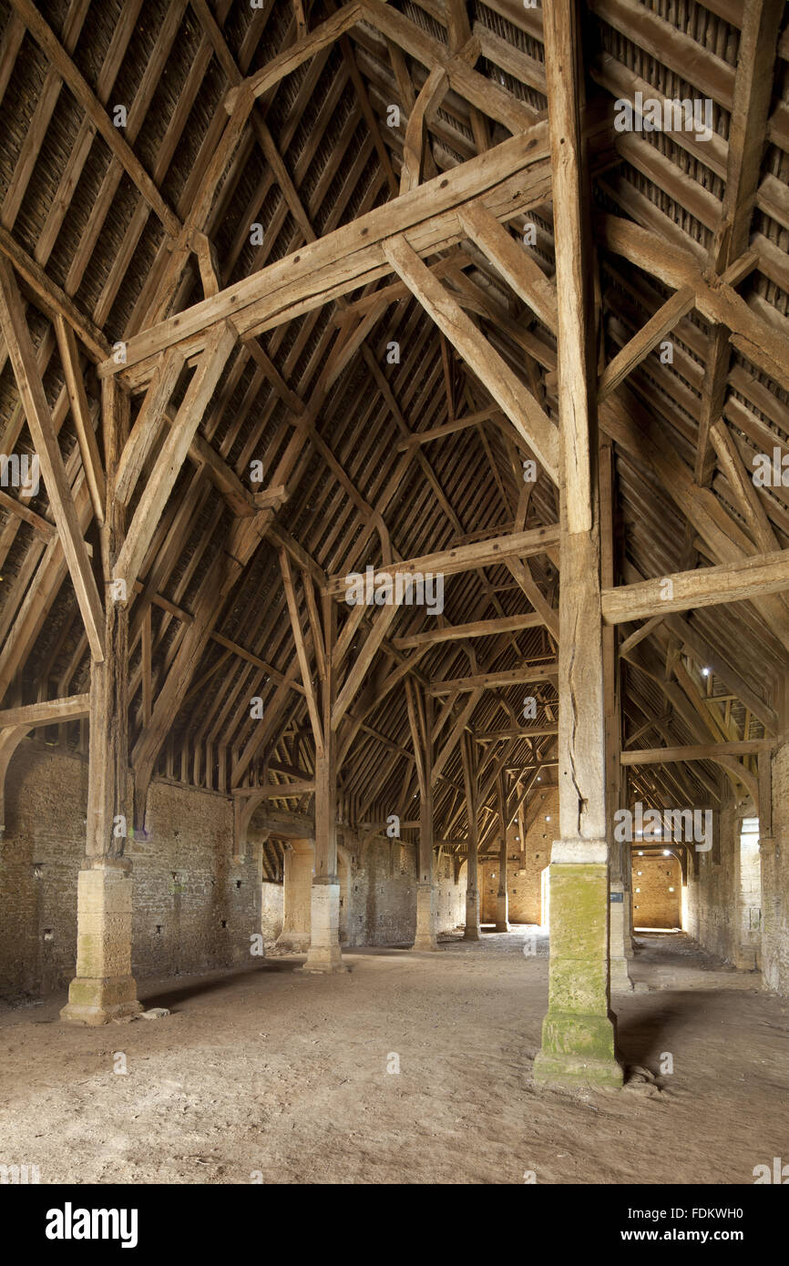 Timber roof structure hi-res stock photography and images - Alamy