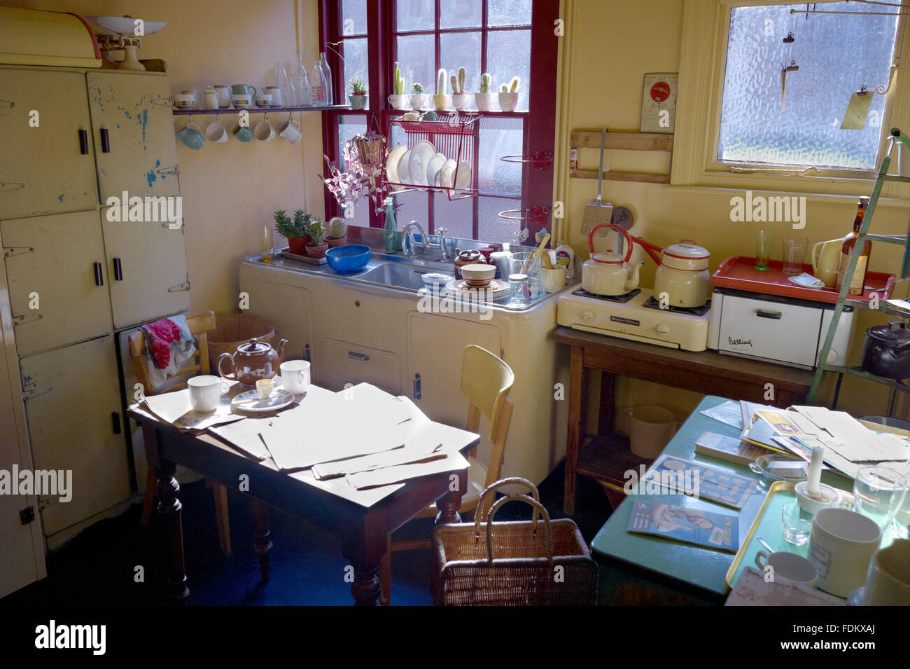 1950s kitchen sink hi-res stock photography and images - Alamy