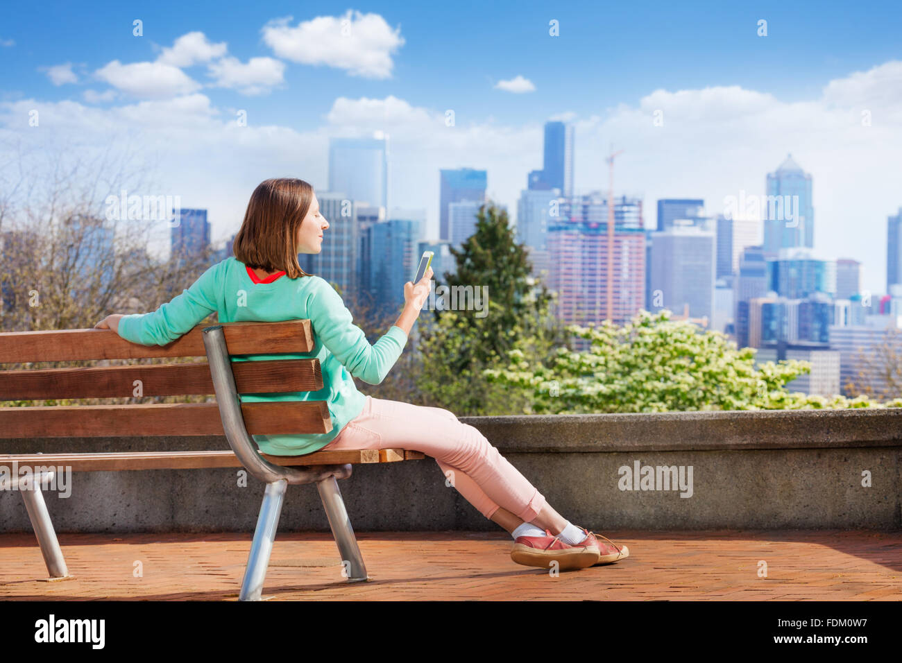 Young woman with cellphone and Seattle downtown Stock Photo - Alamy