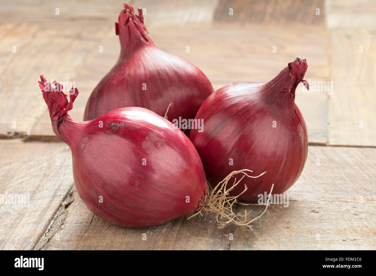 Fresh whole red onions on the table Stock Photo - Alamy
