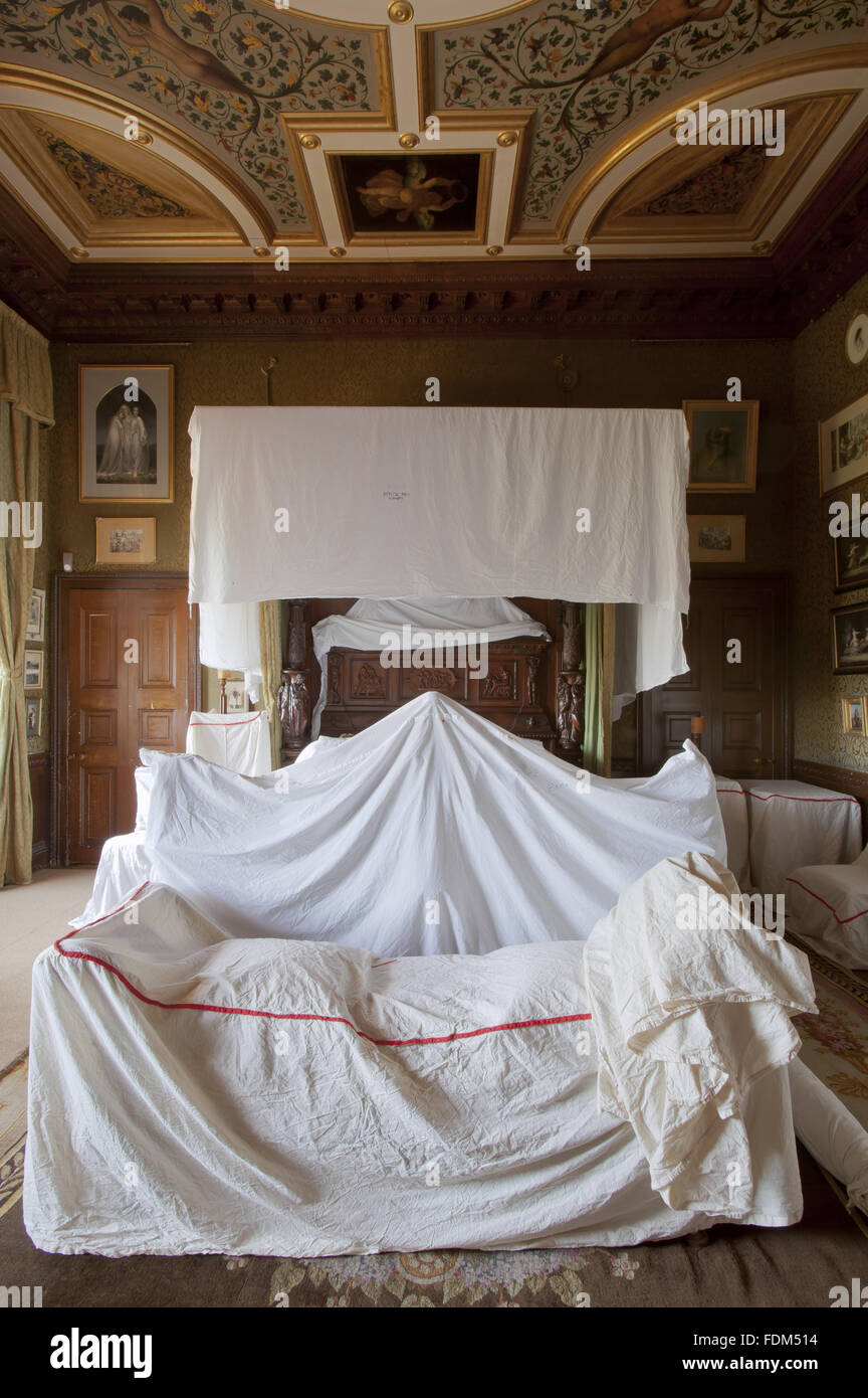 House dust sheets furniture hi-res stock photography and images - Alamy