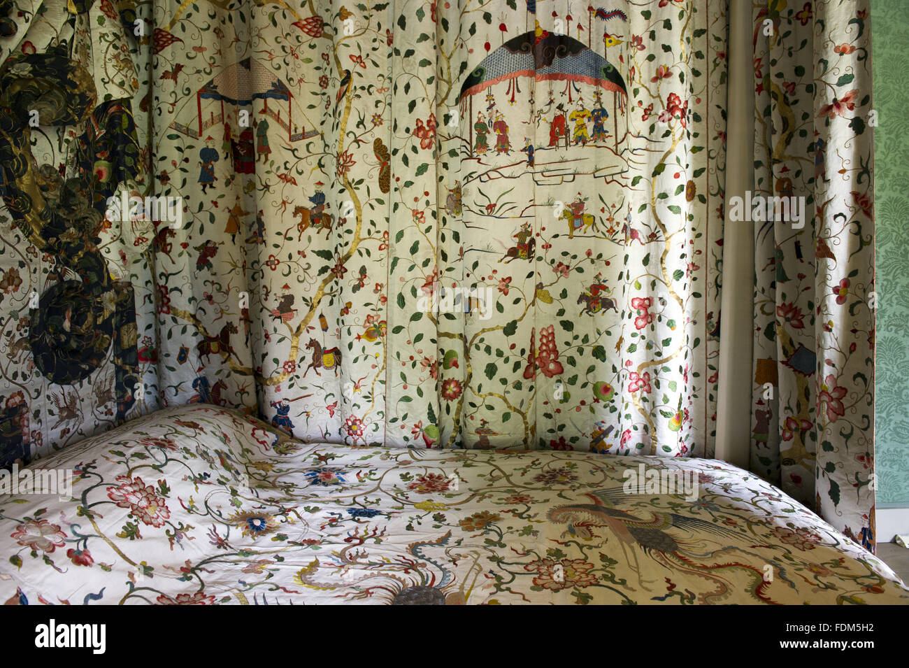 Chinese silk embroidered hangings hi-res stock photography and images ...