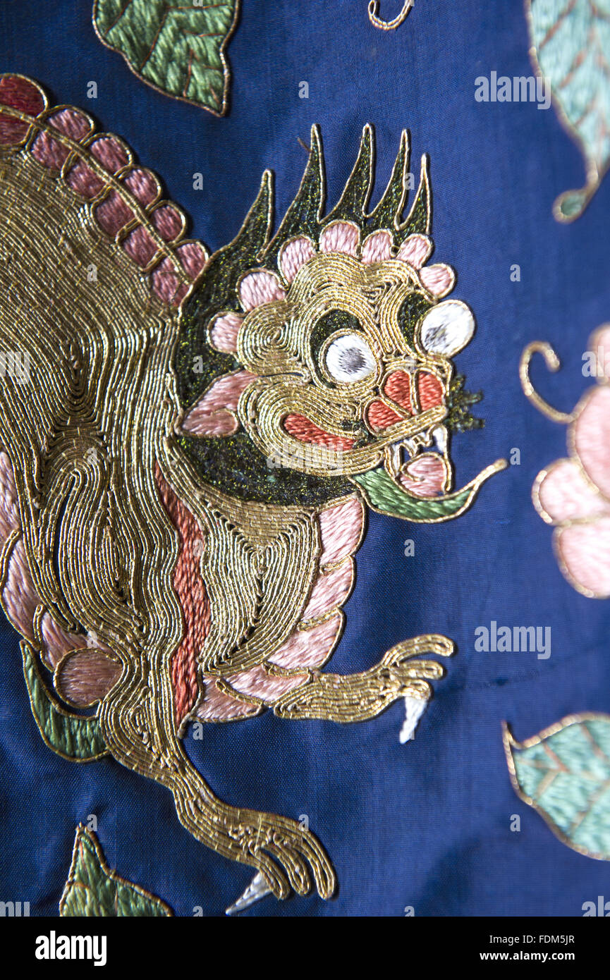 Chinese silk embroidery hi-res stock photography and images - Alamy