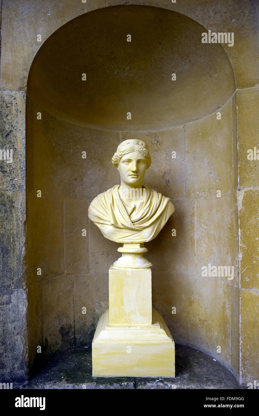 Bust of Cleopatra in a niche at the Temple of Venus at Stowe Landscape ...