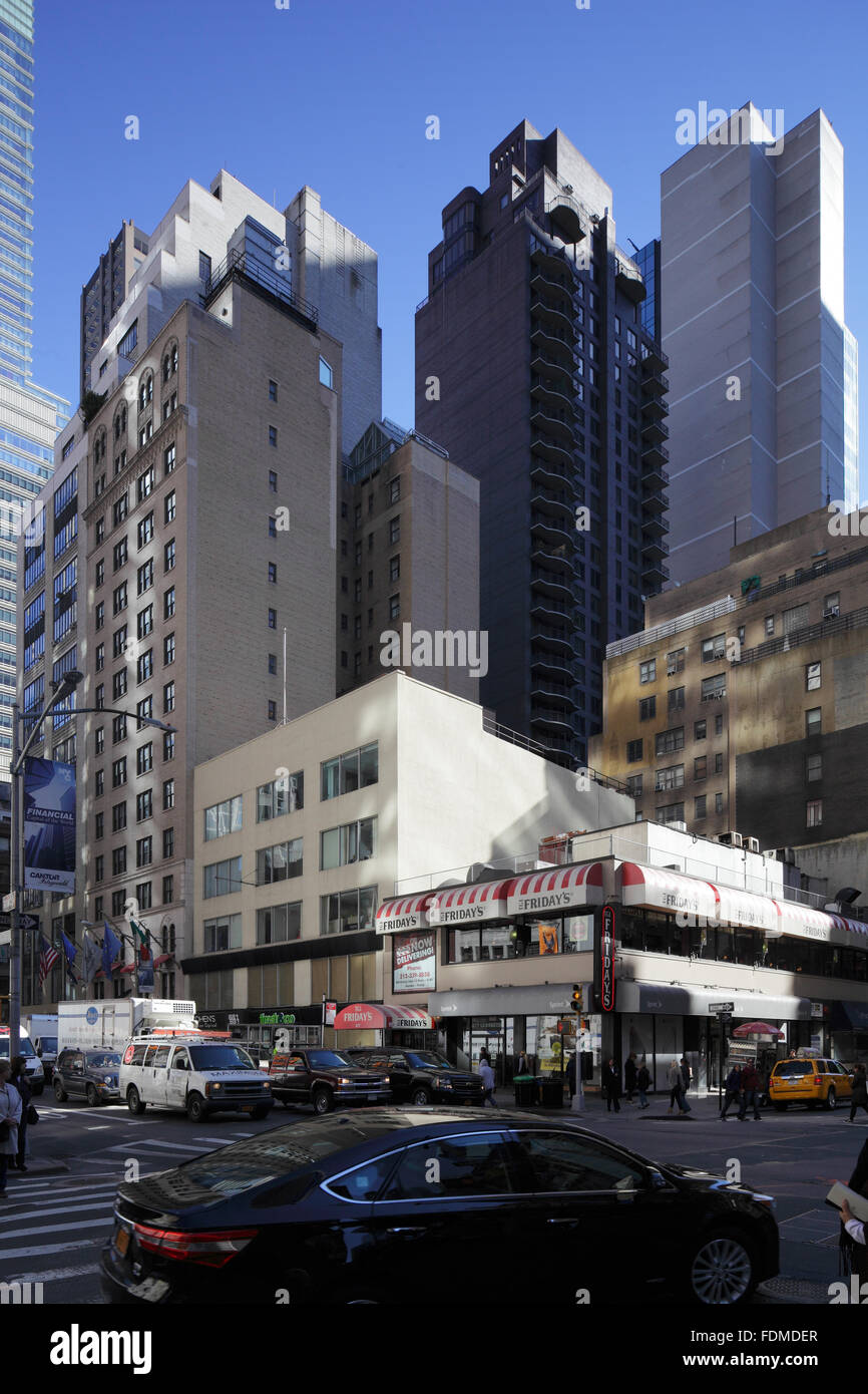 New York, USA, flat corner building and tower blocks on Lexington ...